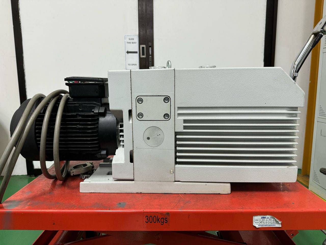 LEYBOLD D65B TRIVAC VACUUM PUMP, 240/480V 3PH Motor, Refurbish Unit